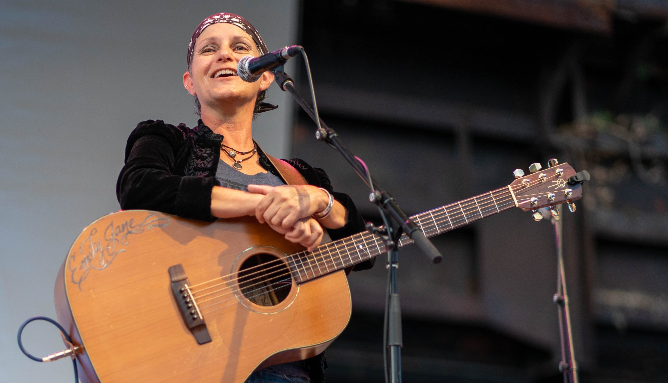 DINA HALL – MOVER. GROOVER. MAKER.