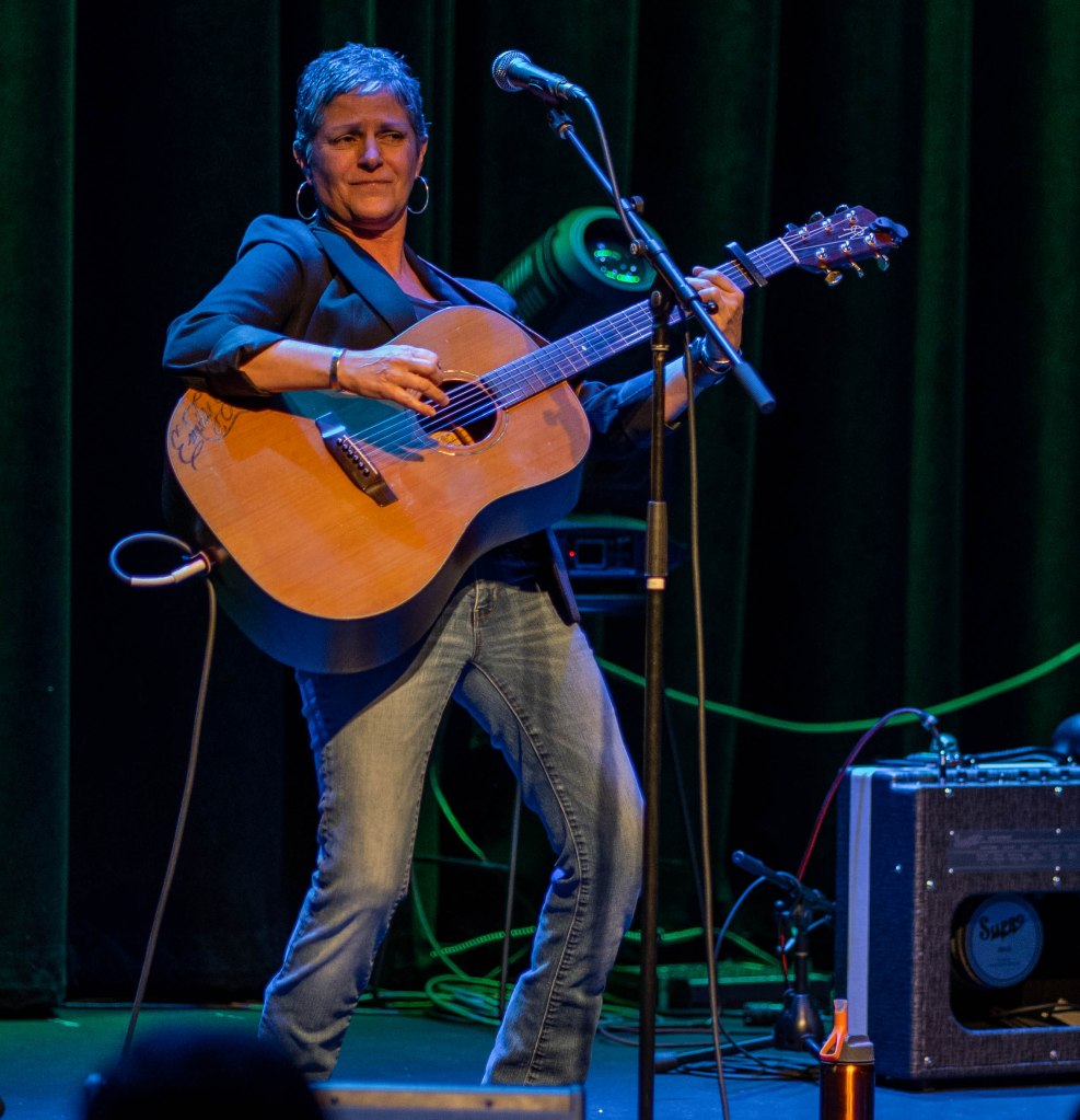 DINA HALL – MOVER. GROOVER. MAKER.