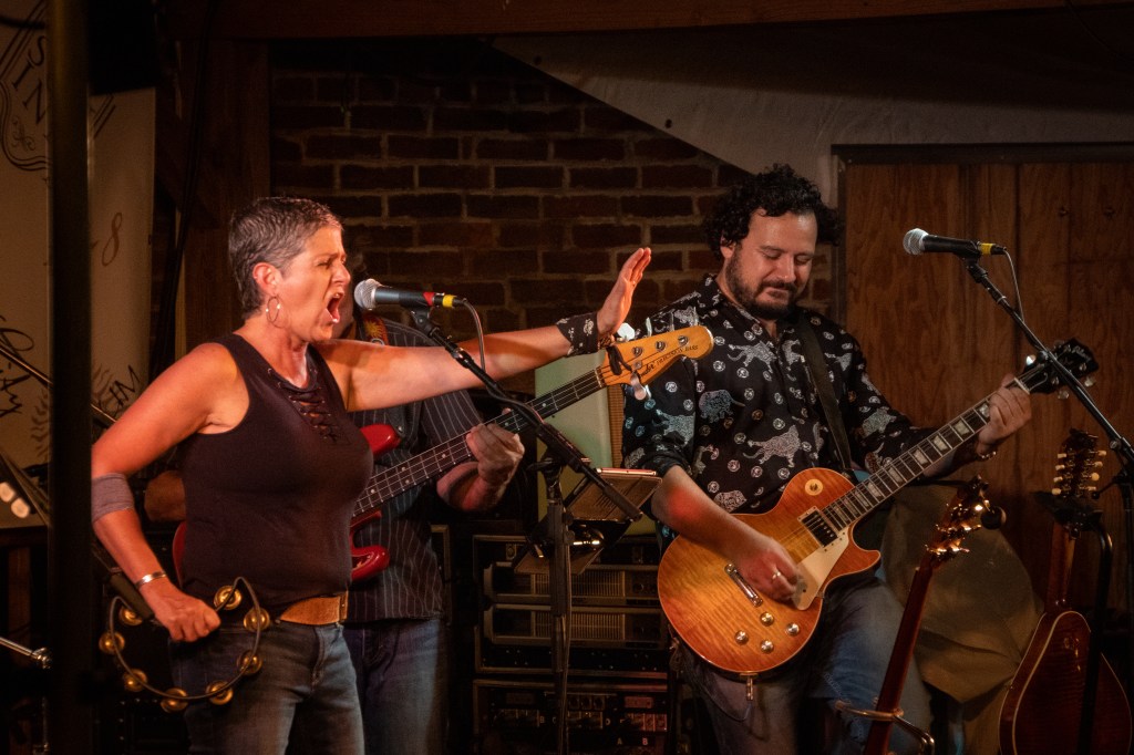 DINA HALL – MOVER. GROOVER. MAKER.